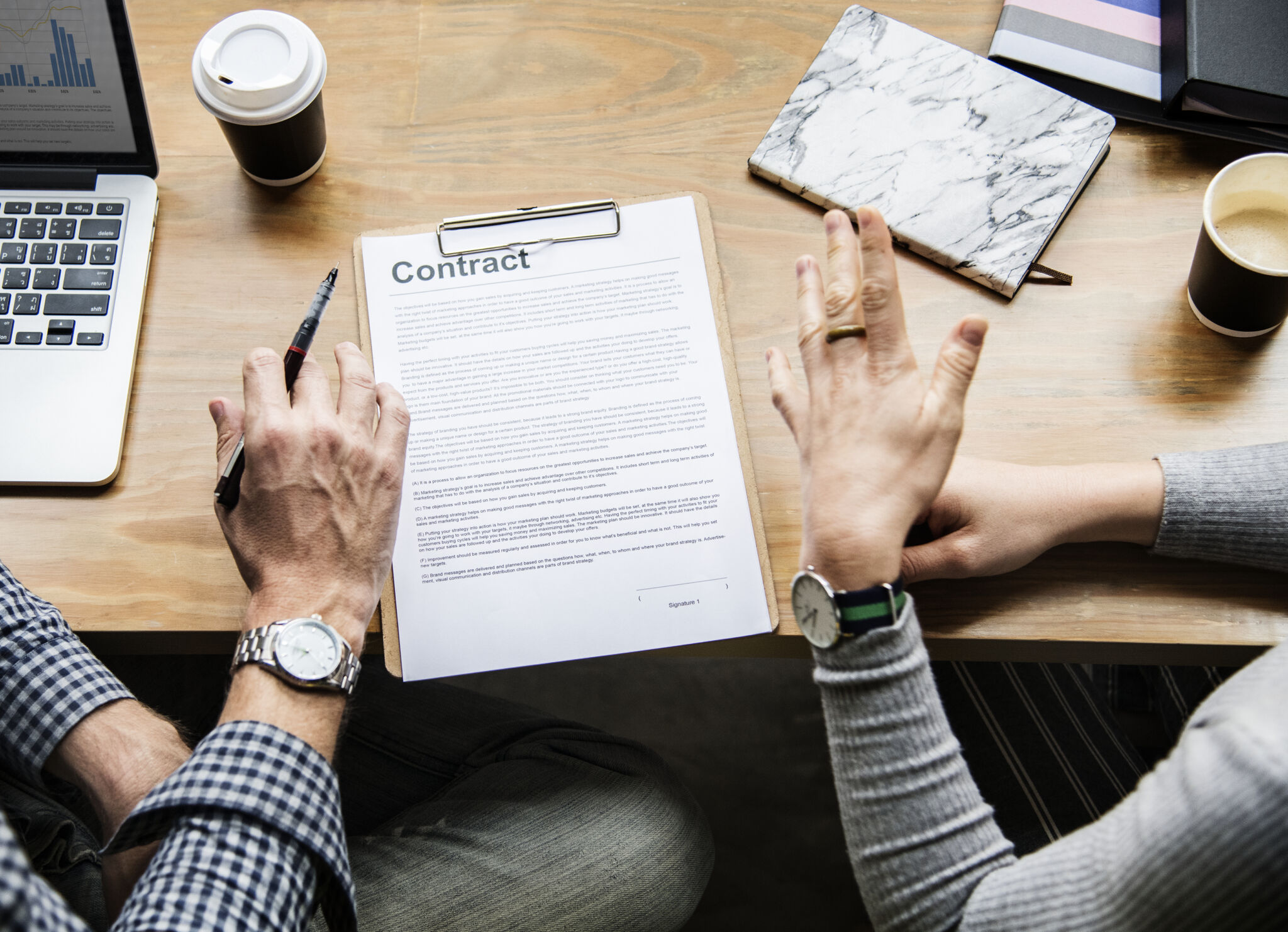 Employment contract vs. B2B contract? Which one to choose?